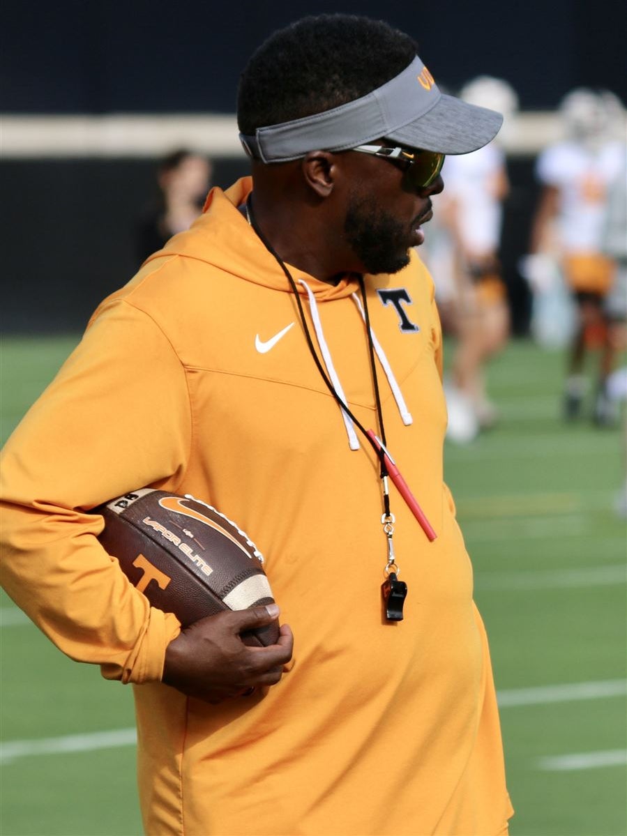 Tennessee’s Tim Banks a finalist for Broyles Award as college football ...