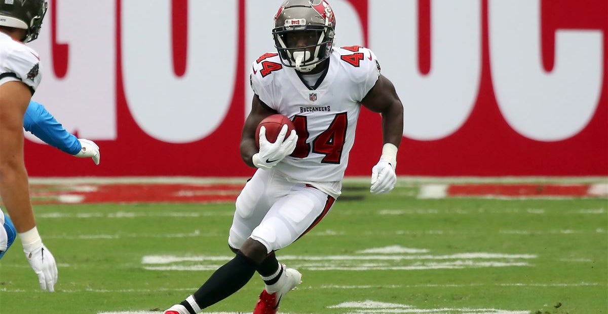Former Duck Kenjon Barner earns 3rd Super Bowl ring with Tampa Bay