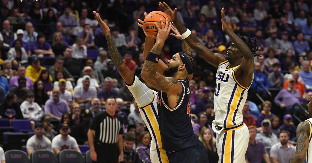 WATCH: Johni Broome busts out the Griddy alongside LSU's cheerleaders ...