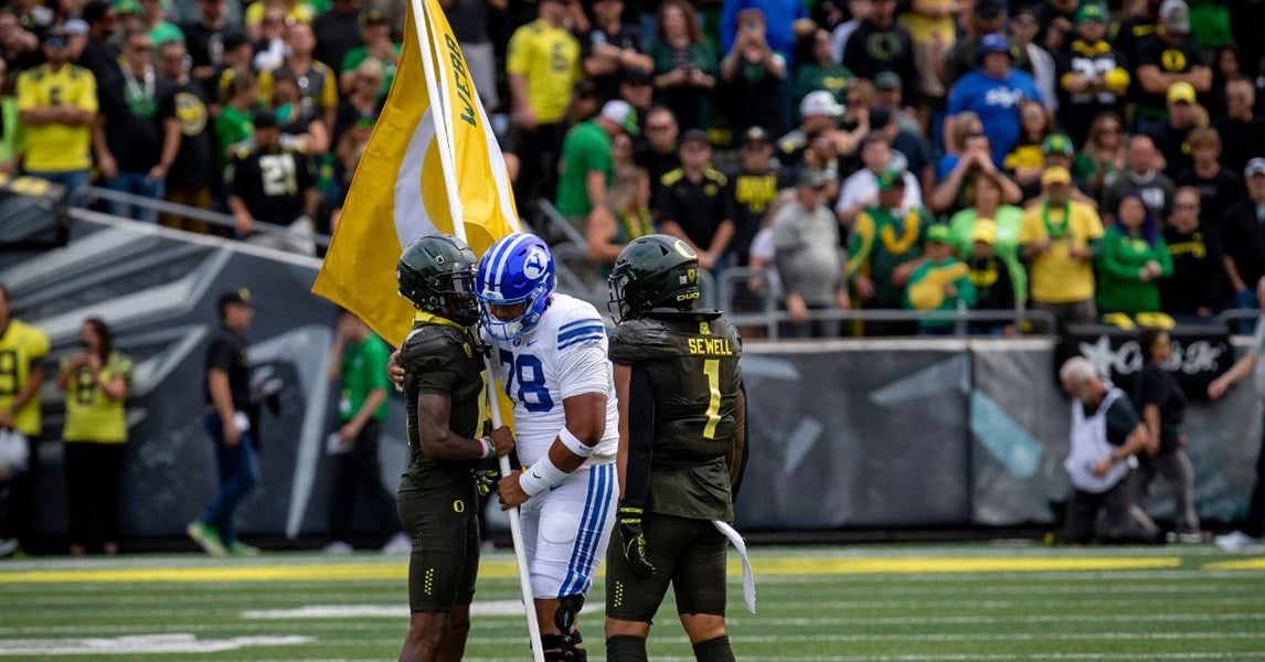 Oregon football: Spencer Webb honored by Kingsley Suamataia ahead of ...