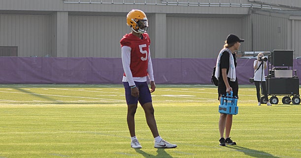 What drew LSU QB Jayden Daniels back to program for second year?