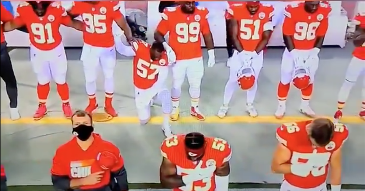 Former Texas Longhorn Alex Okafor takes knee during anthem