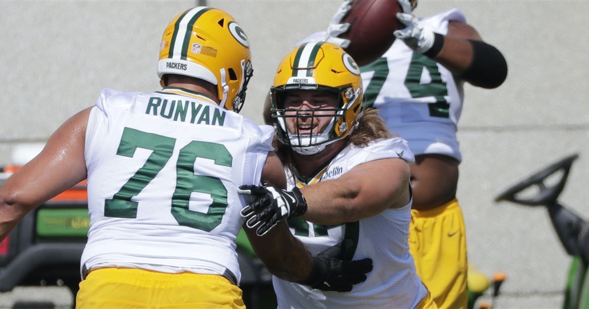 Jake Hanson adjusting to snapping under center with Packers