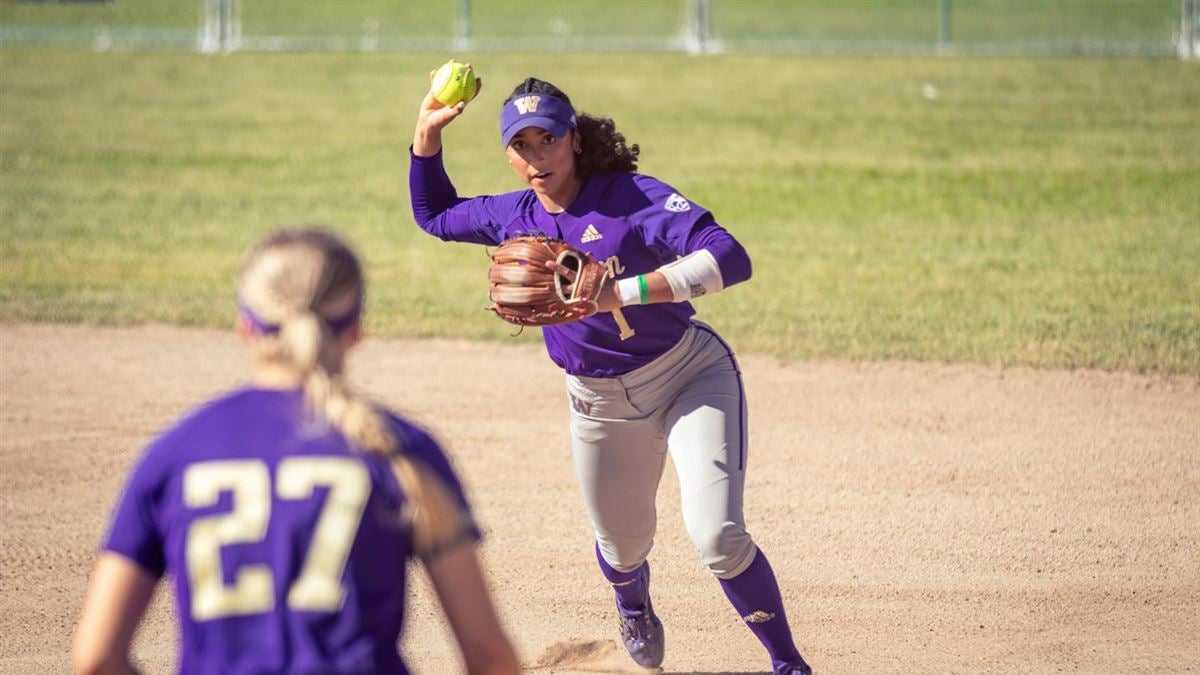 UW Softballer Kinsey Fiedler Named Pac 12 Freshman of the Week