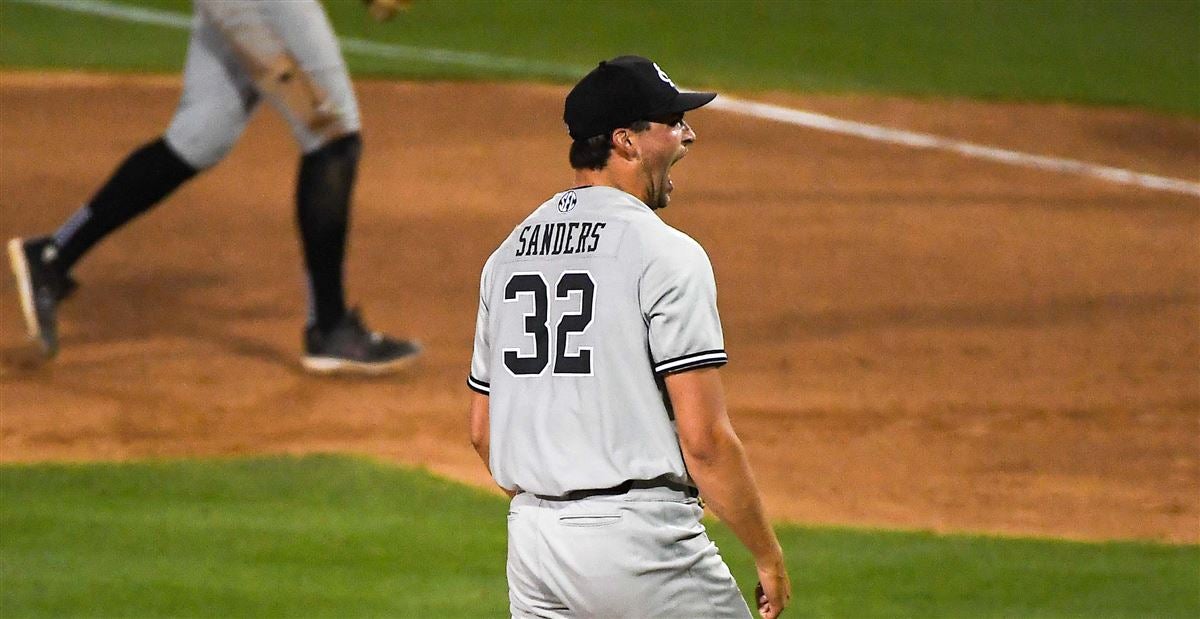 Sanders shows his best in dominating performance against Campbell