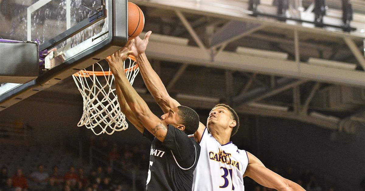 Andre Washington sets blocks record in season-ending loss