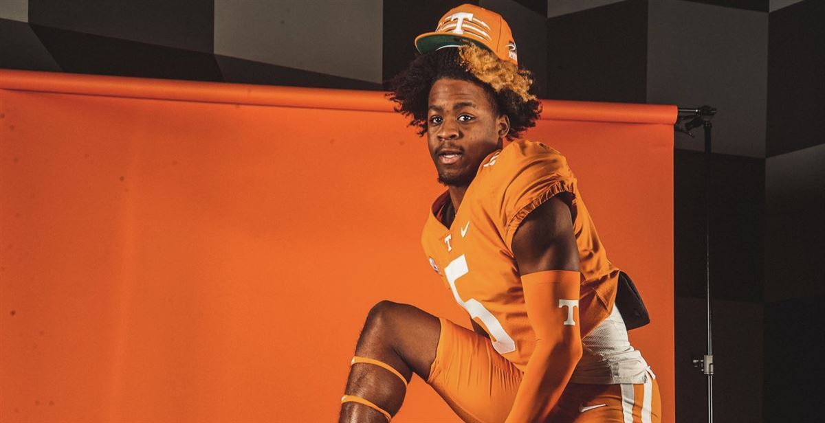 Elite edge-rusher target schedules another visit to Tennessee