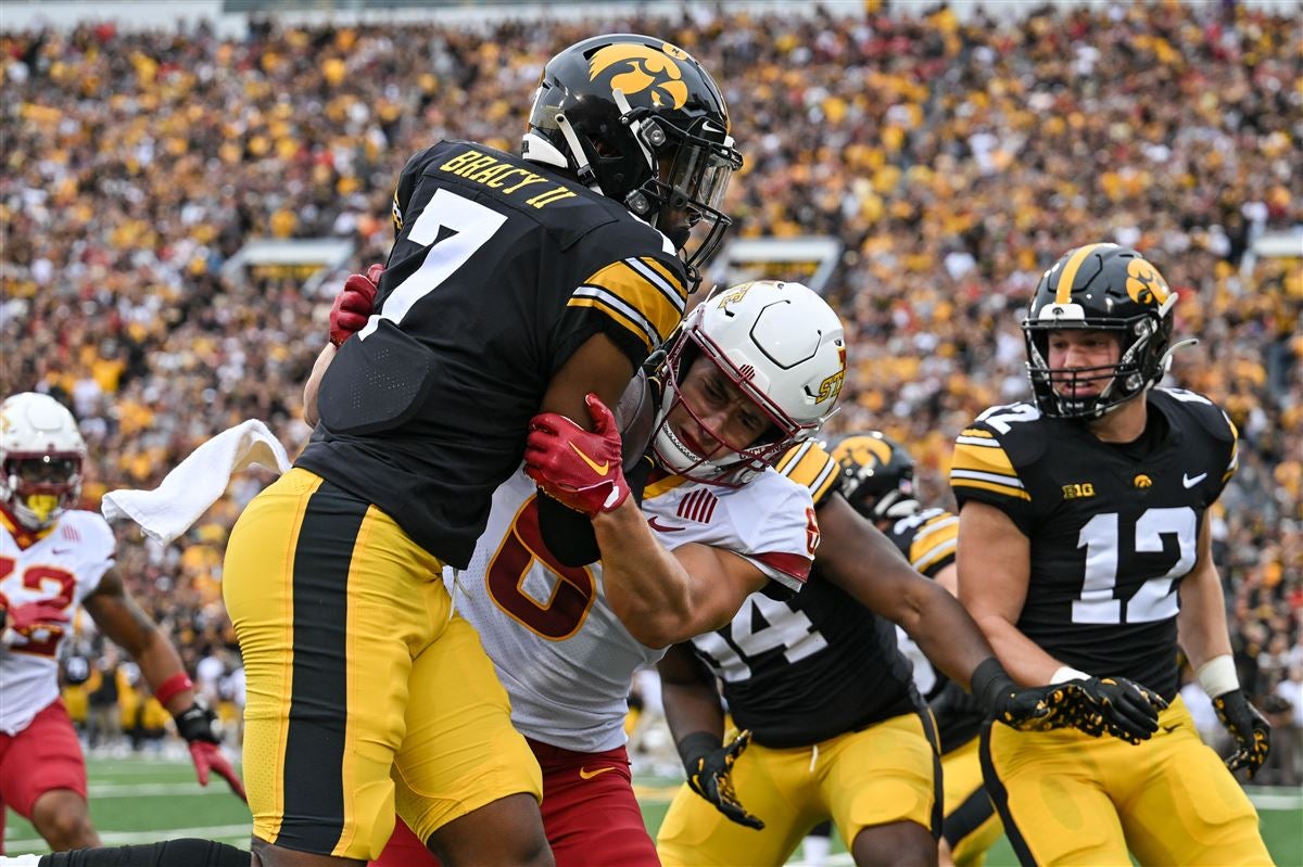 Iowa Football: Defensive back Reggie Bracy enters NCAA Transfer Portal
