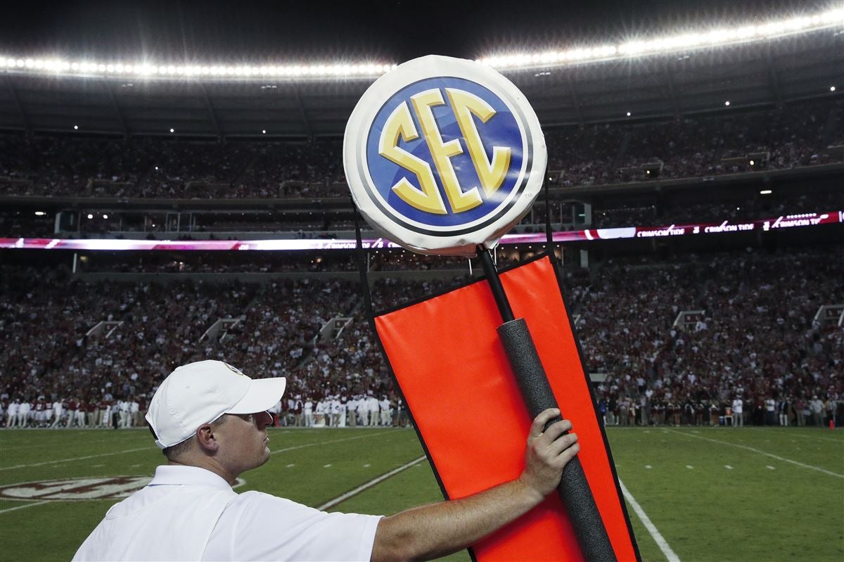 Roy Kramer optimistic that SEC will 'move forward' w/ CFB season