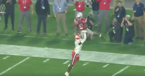 WATCH: Garrett Wilson goes up, climbs ladder for unreal catch