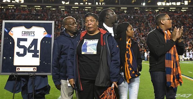 Auburn honors Quentin Groves during first quarter