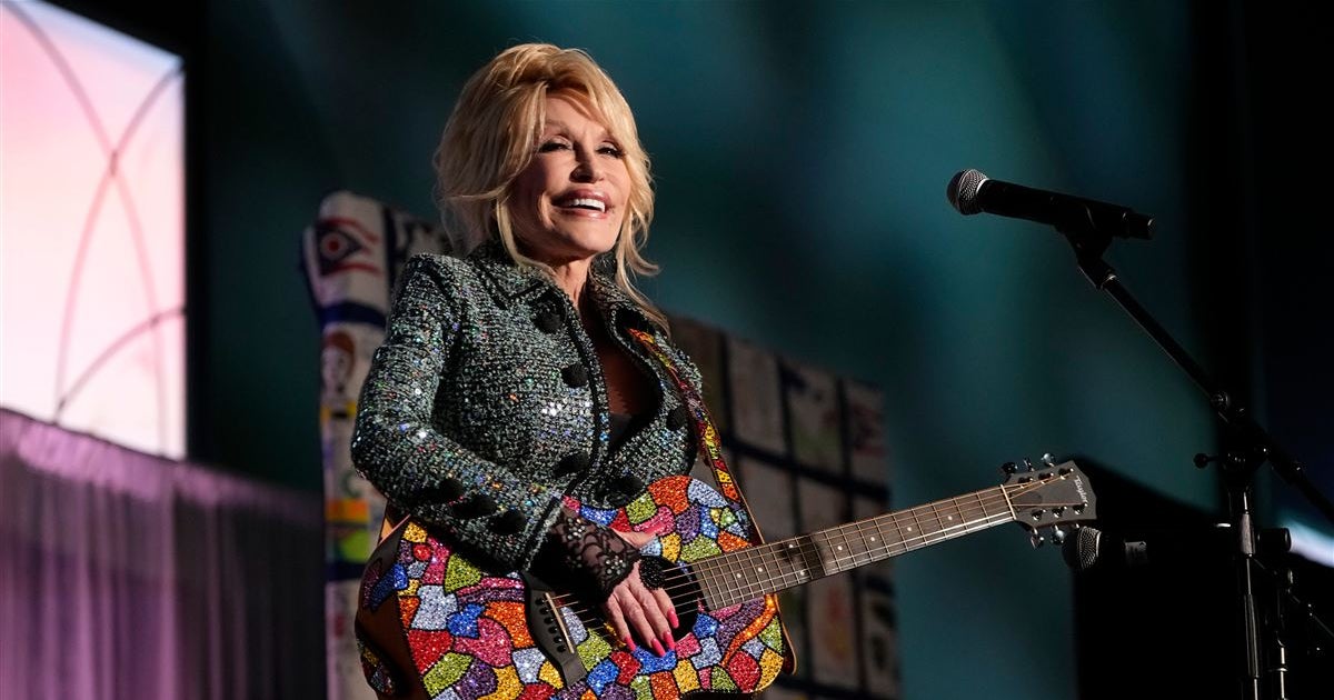 Dolly Parton shouts out Tennessee football after Alabama upset