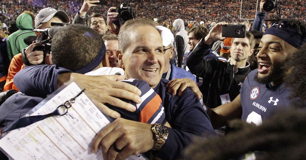 Kevin Steele misses Broyles Award events; in mix at Tennessee