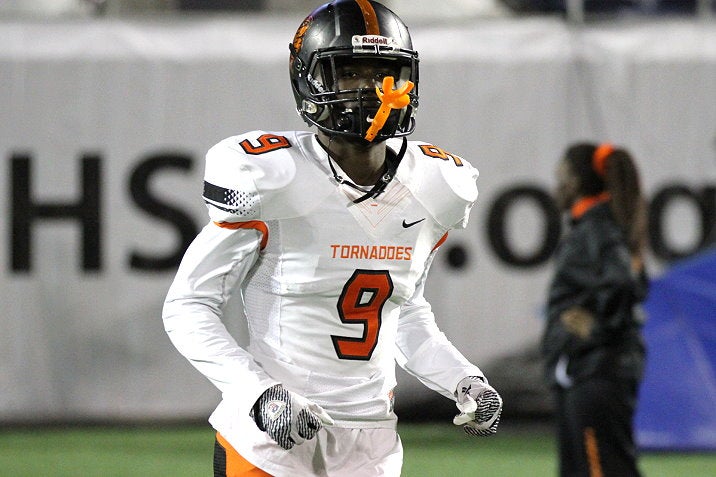 Davante Davis commits to Texas