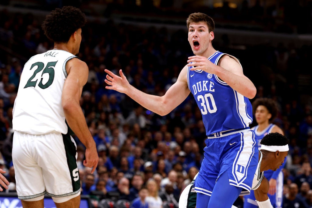 Kyle Filipowski leaves Duke game Friday night with right ankle injury
