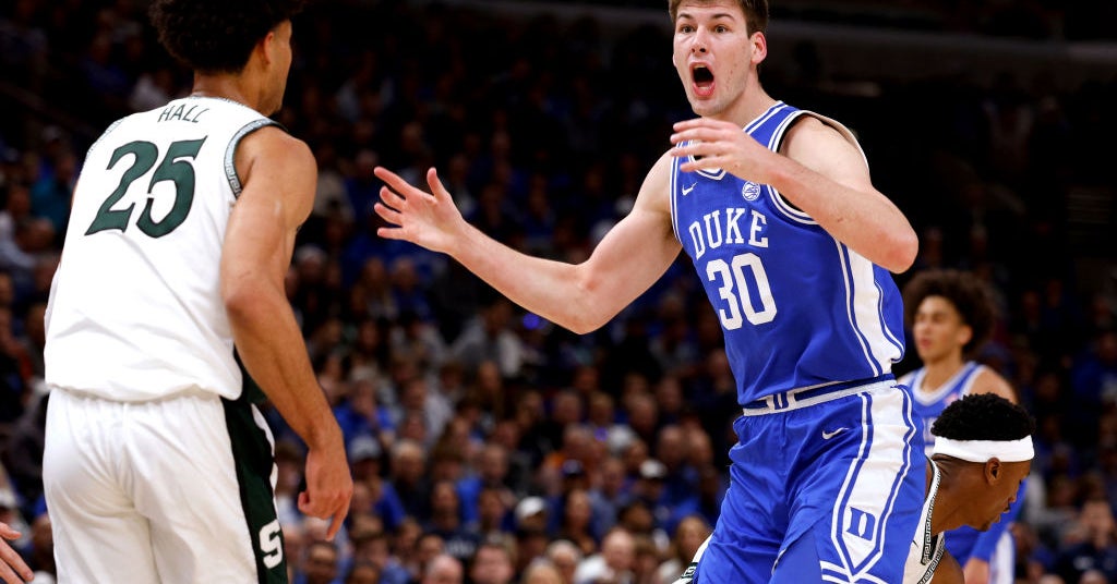 Kyle Filipowski leaves Duke game Friday night with right ankle injury