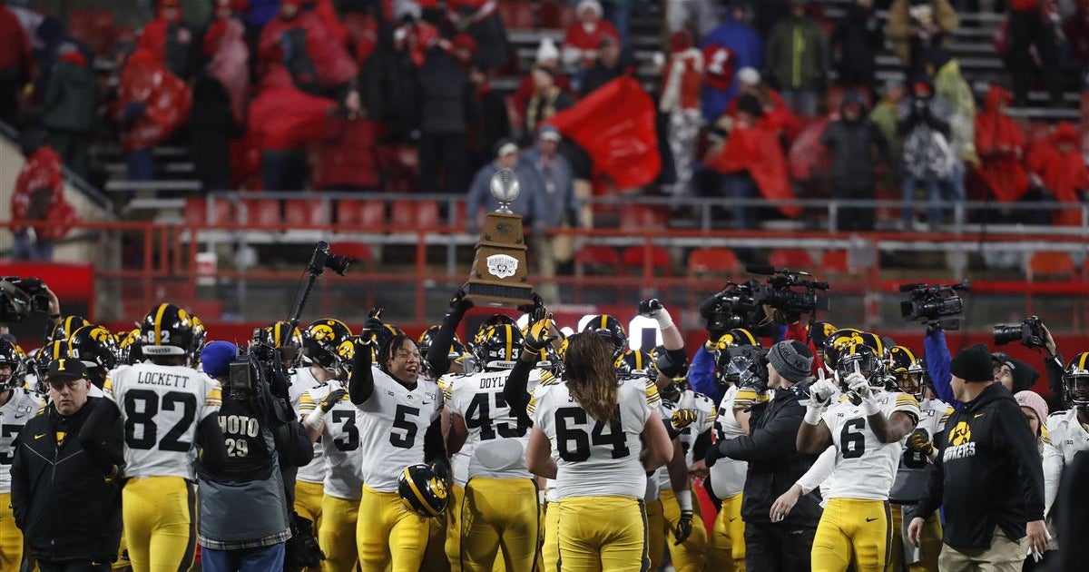 It's official: Iowa vs USC in the Holiday Bowl