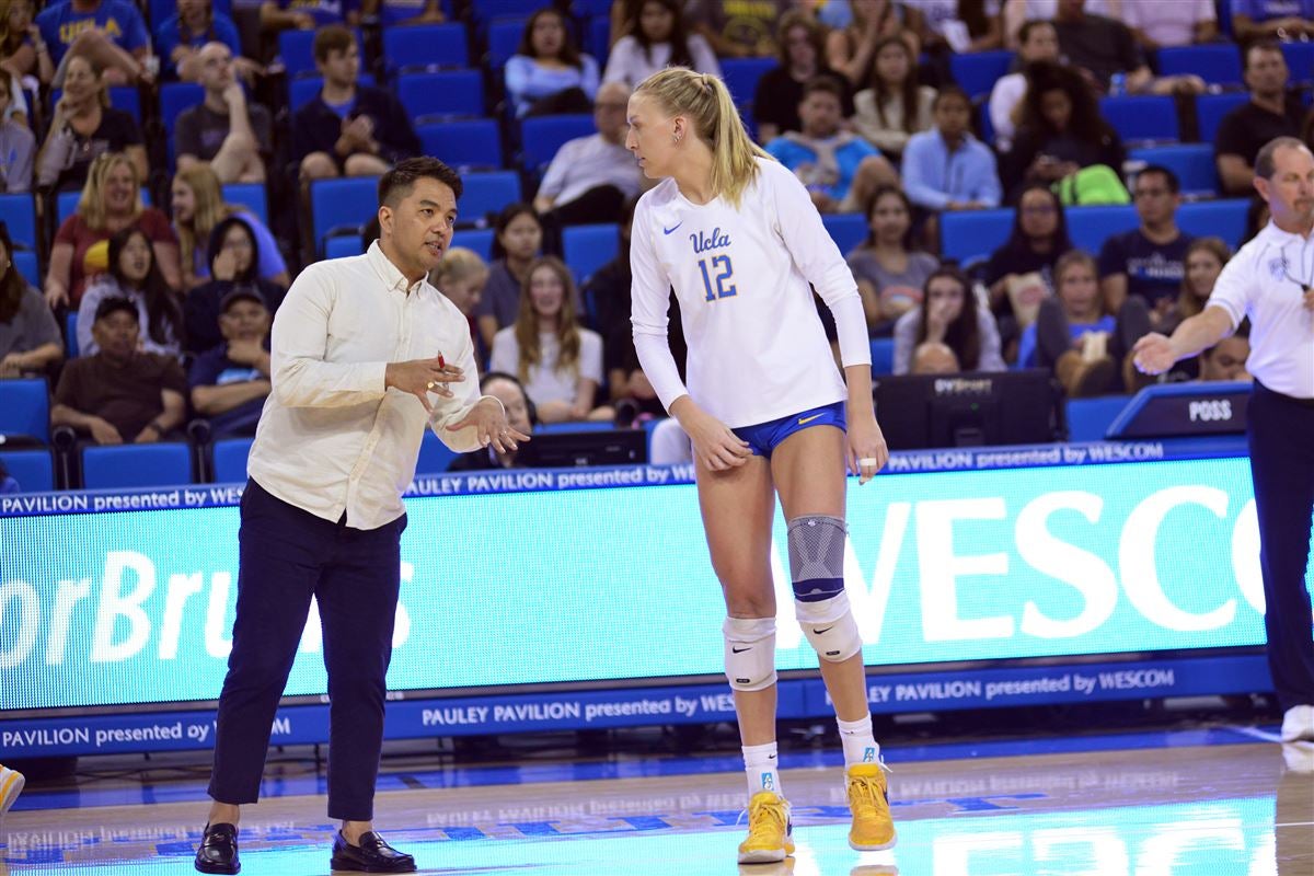 Photo Gallery: Women's Volleyball sweeps Arizona 3-0