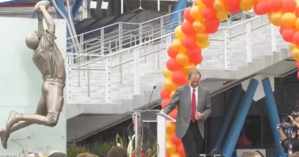 49ers unveil Clark to Montana statue outside Levi's Stadium