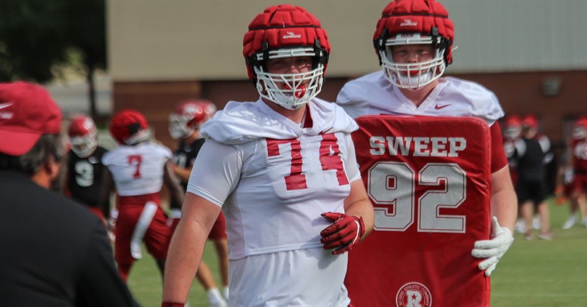 Arkansas freshman offensive line trio showing well at fall camp