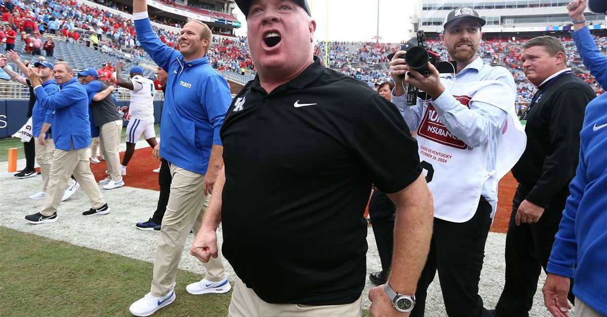 Mark Stoops named Bear Bryant Coach of the Week