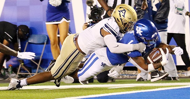 Ray has himself a day in UK's 35-3 win over Akron