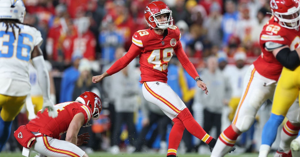 WATCH: Matthew Wright's 33-yard field goal doinked off a cameraman's head