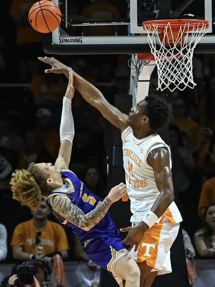 Physical freshman Awaka emerging for No. 7 Vols