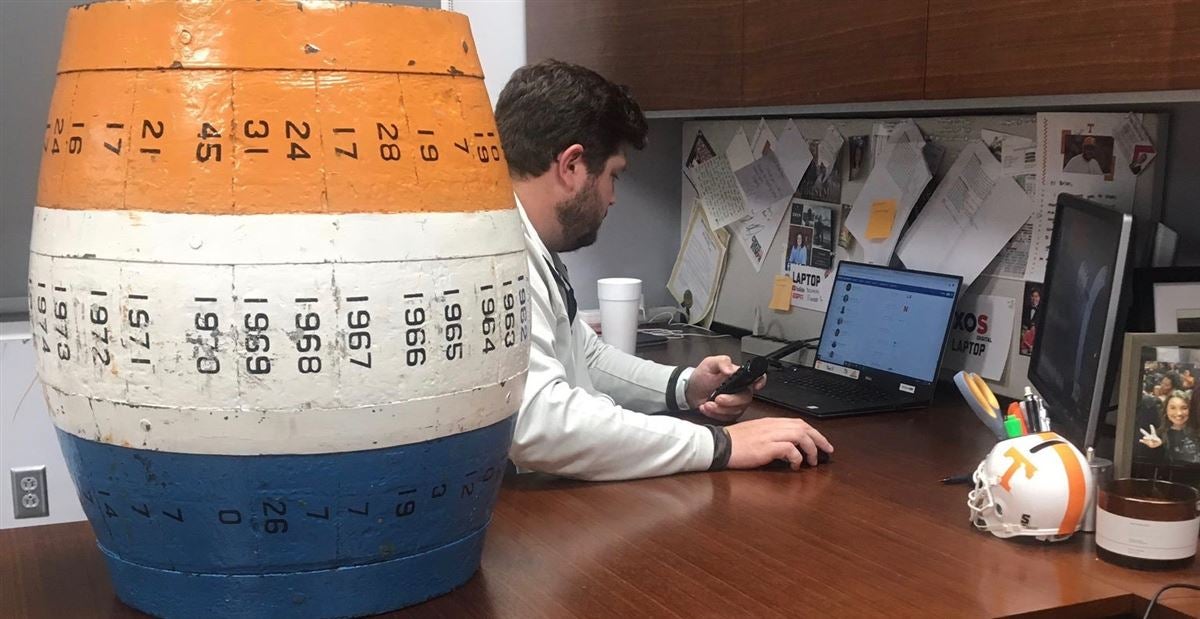 Tennessee assistant trolls Kentucky with Beer Barrel picture