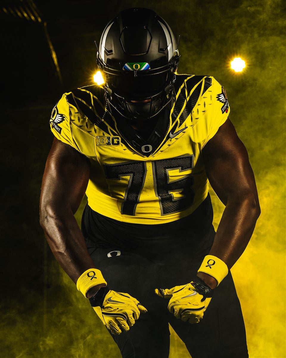 No. 1 Oregon announces uniforms for top-25 showdown against No. 20 Illinois