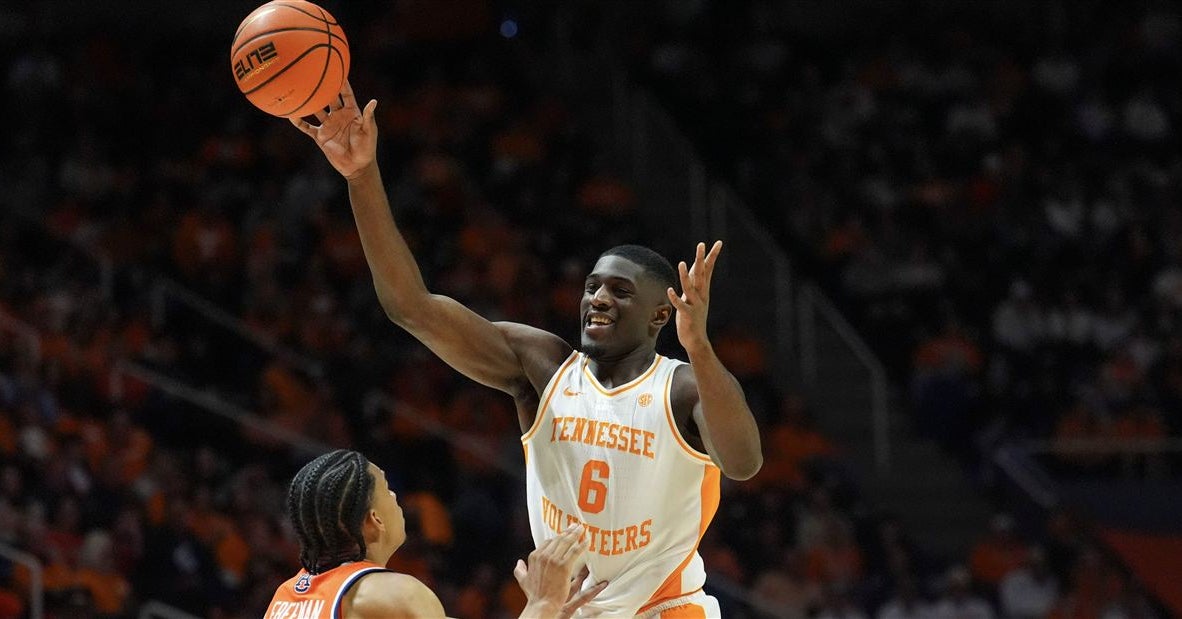 DeWayne Brown II announces return to Tennessee basketball for second season