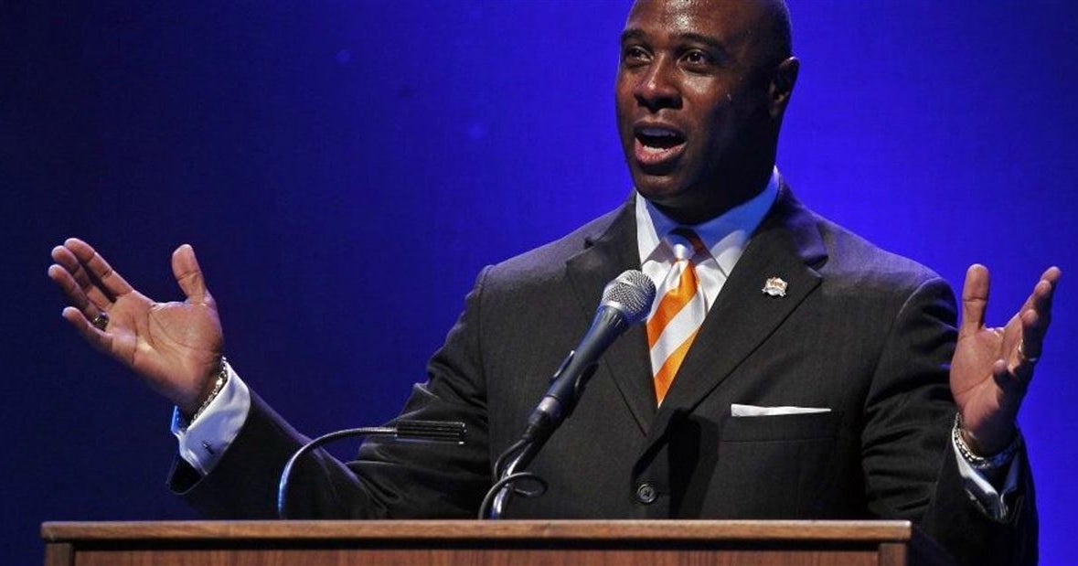 Charles Davis takes NFL Draft break, visits Tennessee class