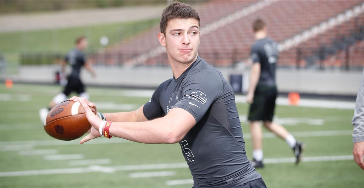 Minnesota QB signee Cole Kramer enjoys drawing and doing magic