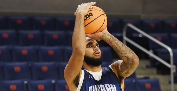 Johni Broome finds himself in veteran role in Year 2 at Auburn