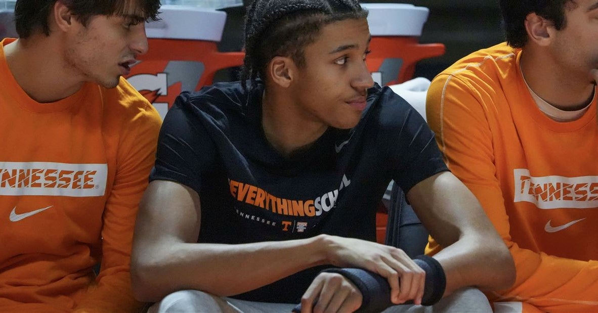 Tennessee basketball guard Cameron Carr leaving program