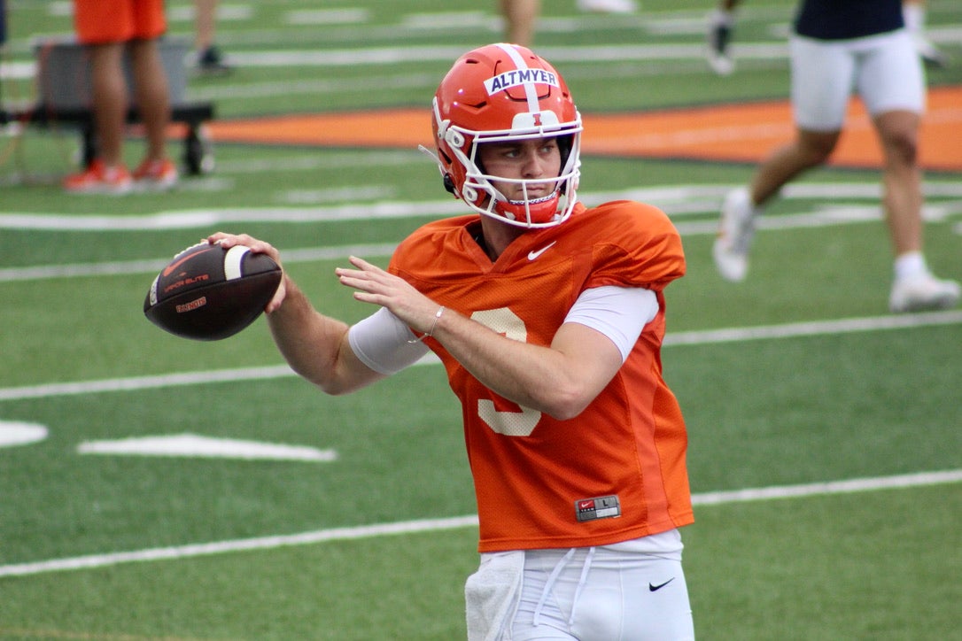 QB Luke Altmyer finding more comfort with Illini through training camp ...