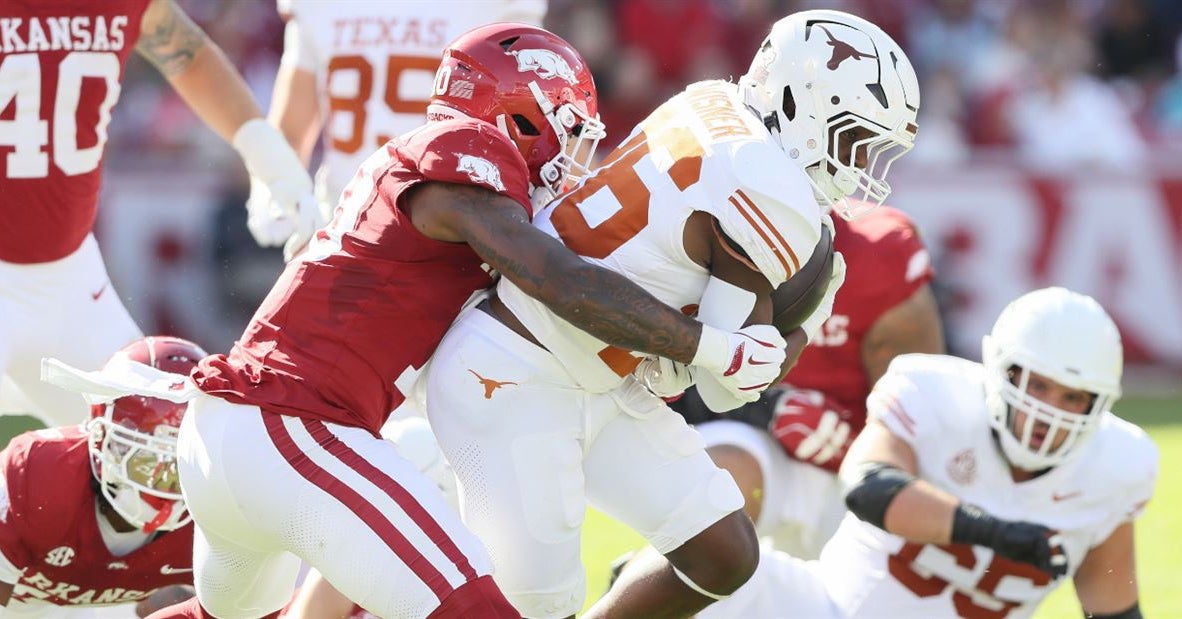 Defense's respectable effort gave Razorbacks chances in 20-10 loss to Texas