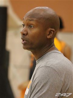 Assistant coach responds to UT basketball's recruiting critics