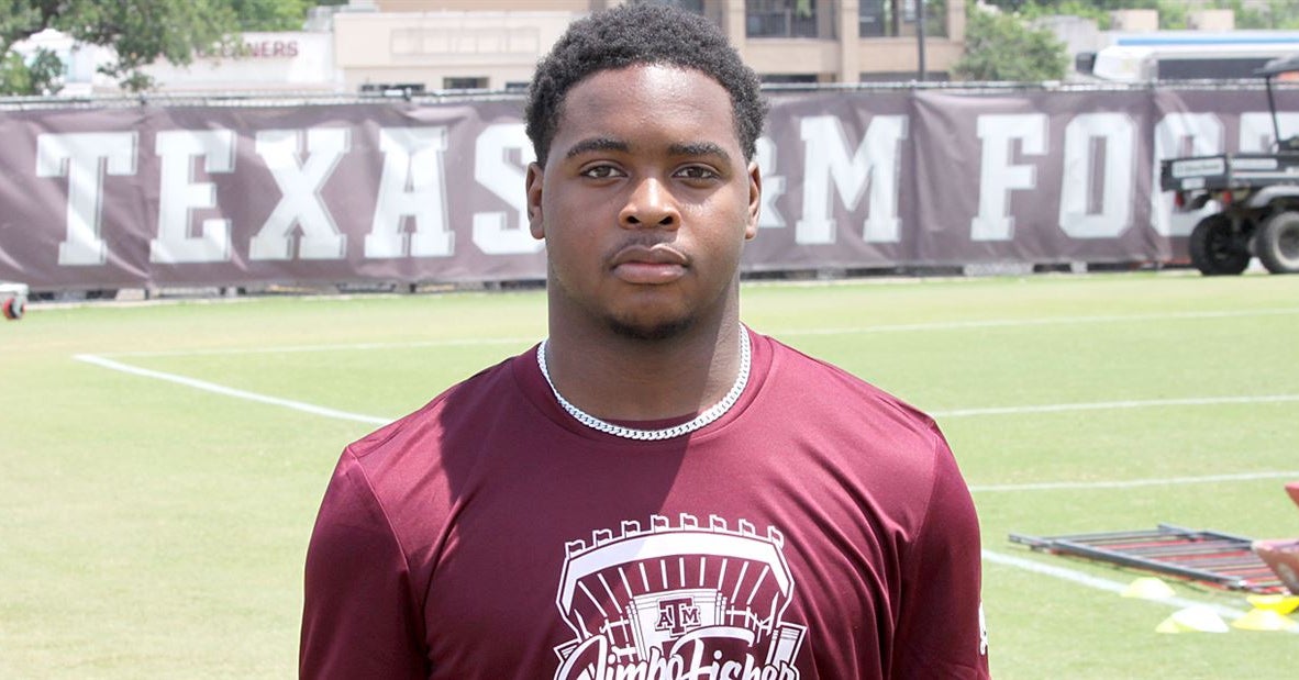 Texas running back weighs in on South Carolina offer