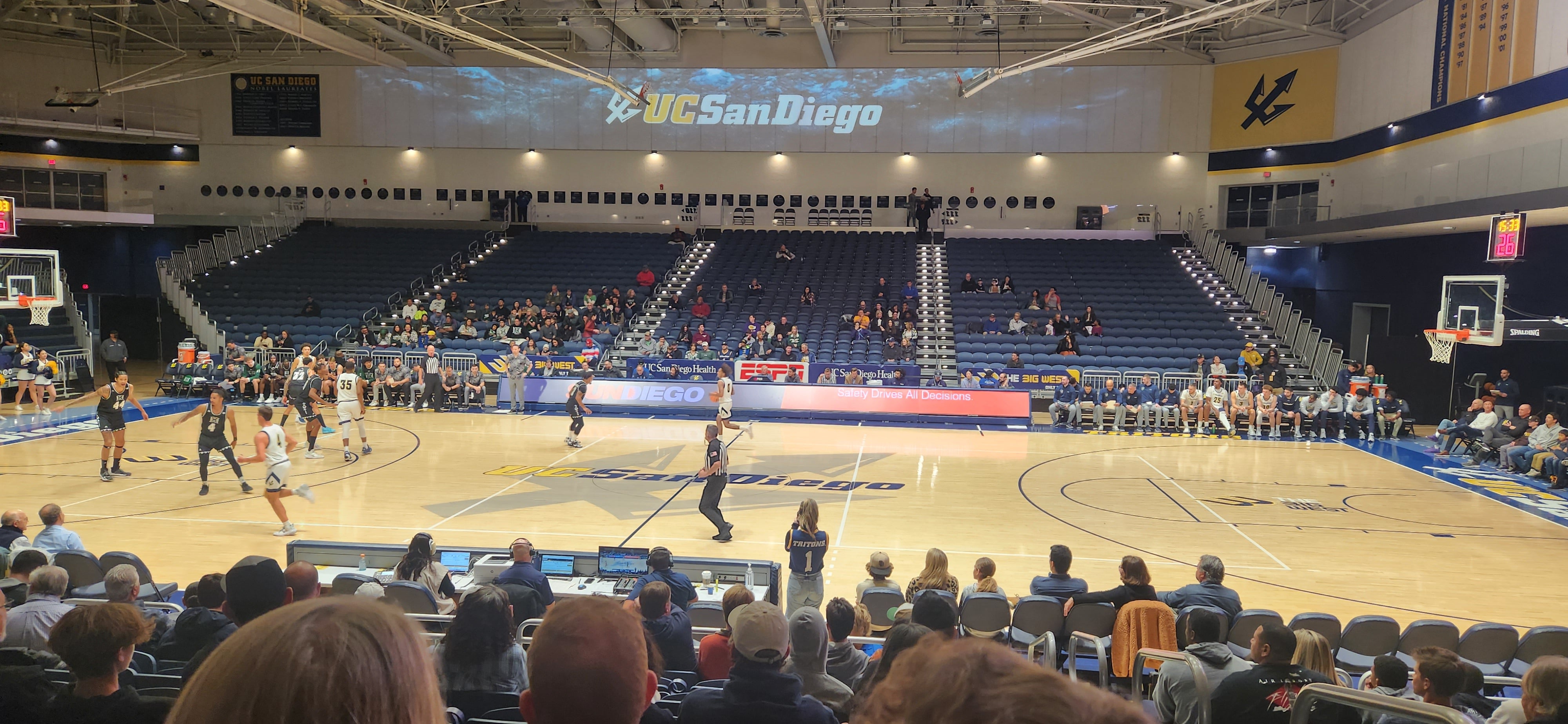 Mbb at UCSD, Jan 5 / W 62-49, daSilva 20 pts