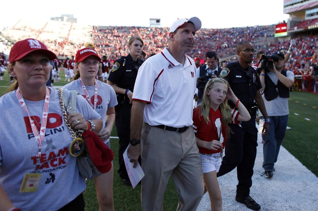 Pelini takes photo with wedding couple