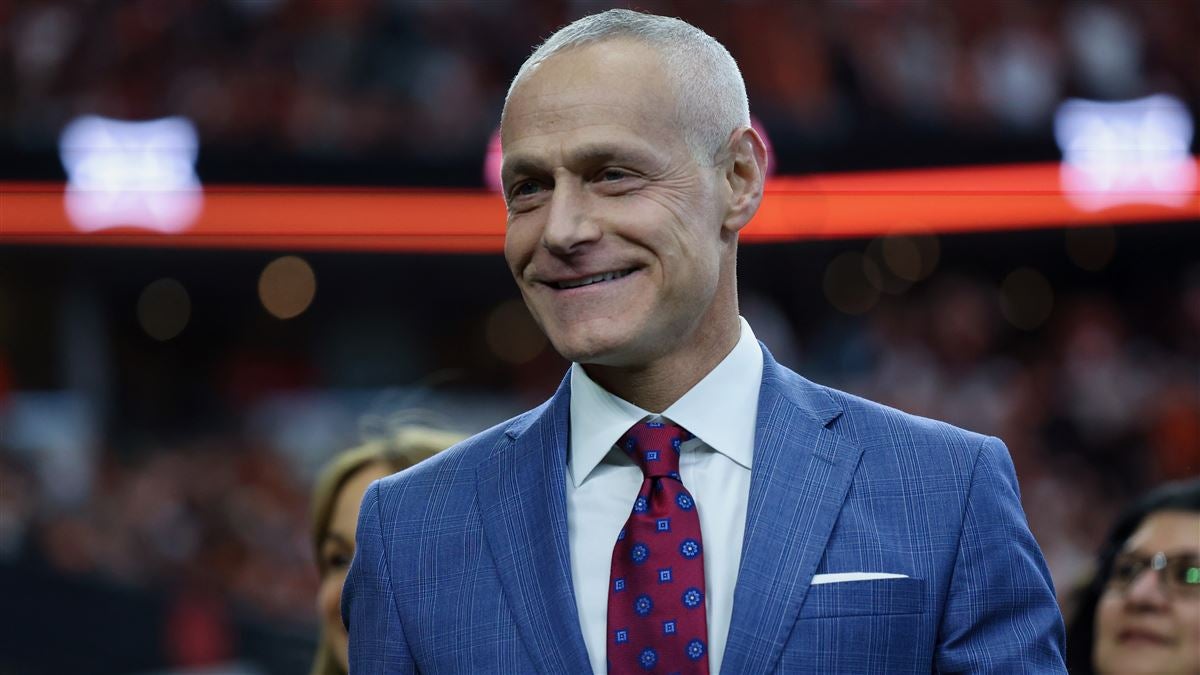 Texas fans boo Big 12 commissioner Brett Yormark, chant 'SEC' at trophy ...