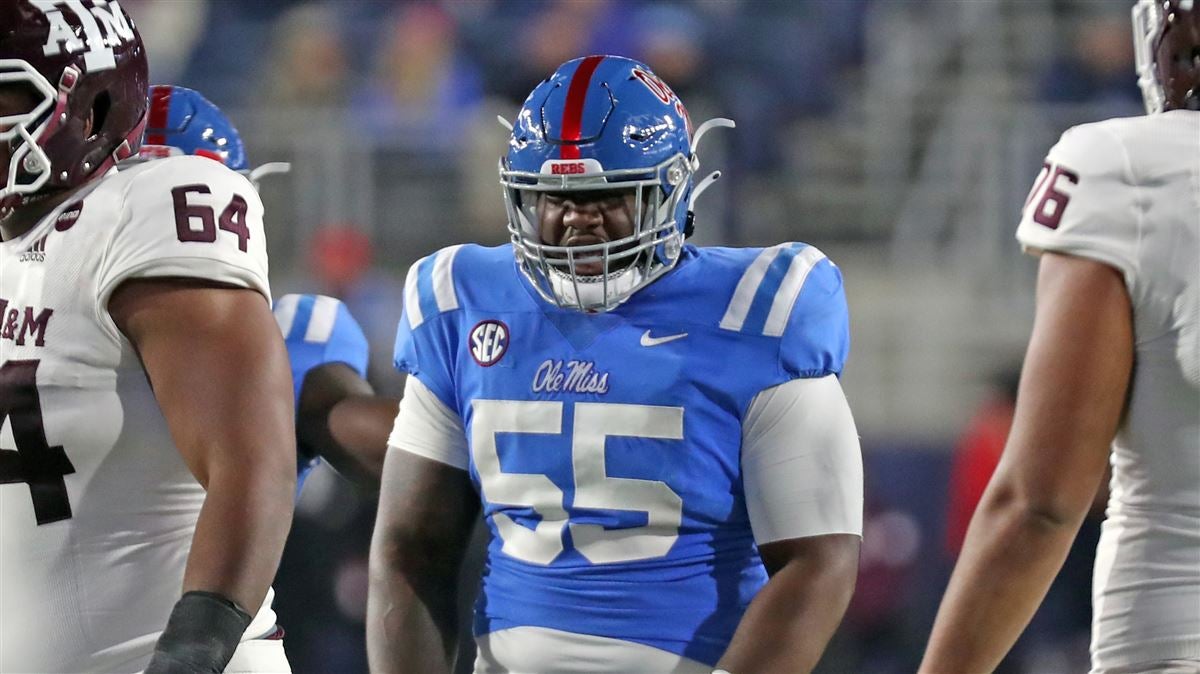 Senior defensive tackle KD Hill named 2022 Chucky Mullins Courage Award ...