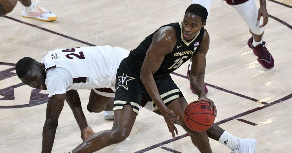 Vanderbilt center Clevon Brown enters NCAA transfer portal