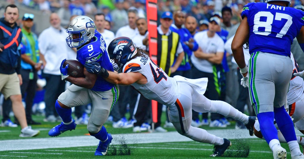 WATCH: Seahawks RB Kenneth Walker III busts a suplex move on Baron Browning