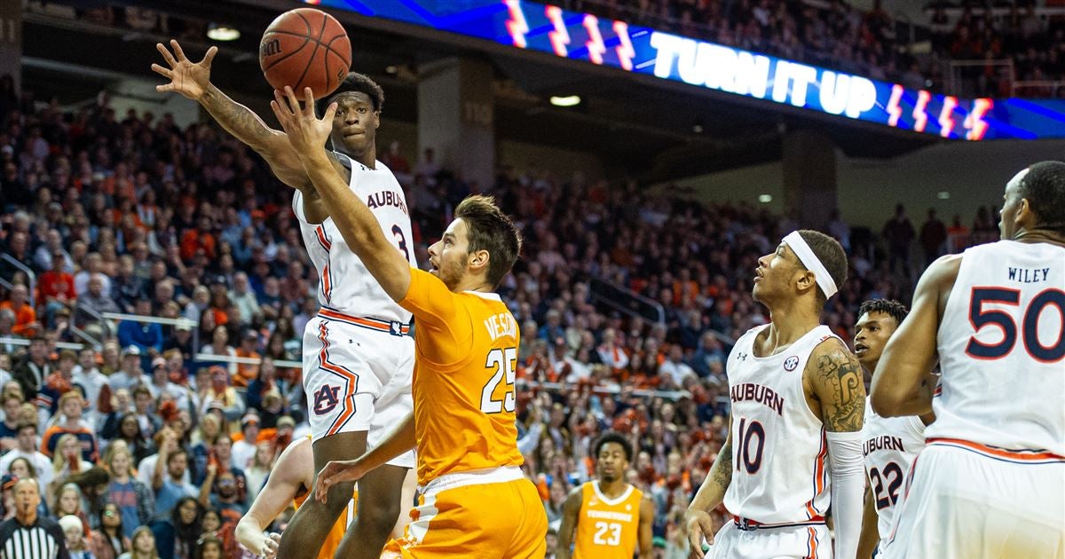 Defense sparks big second-half comeback for AU basketball win