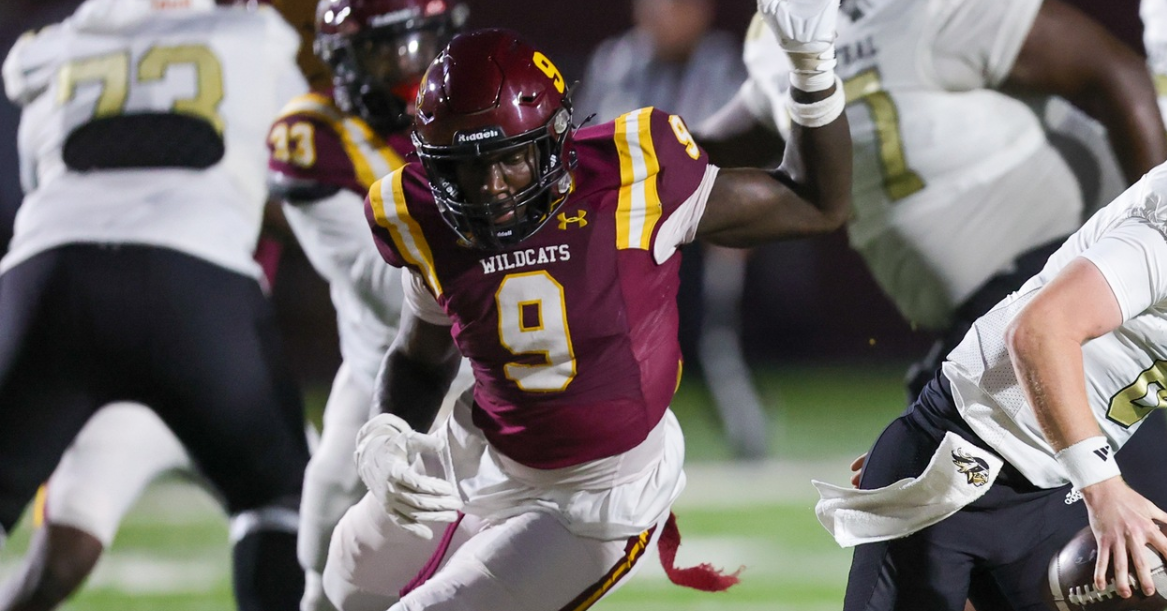 Huskers offer fast-rising junior college edge rusher