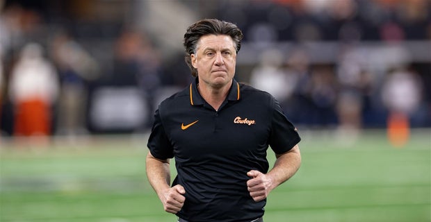 WATCH: Mike Gundy goes toe-to-toe with vending machine during press ...