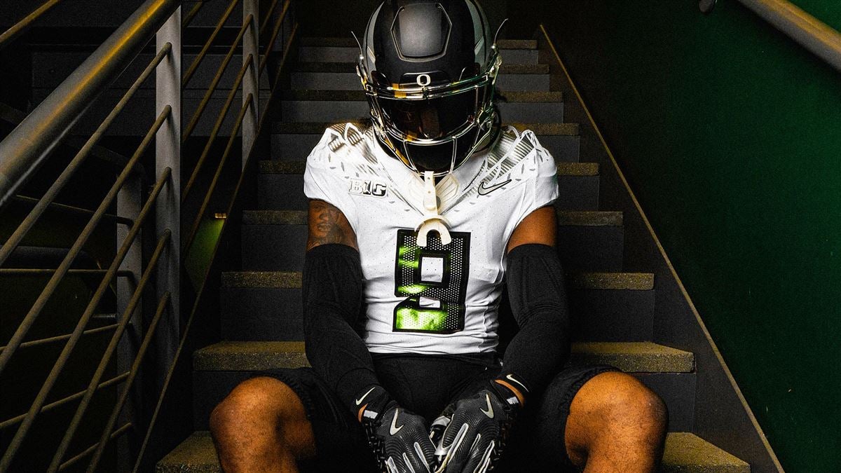 No. 1 Oregon announces uniforms for matchup against Wisconsin