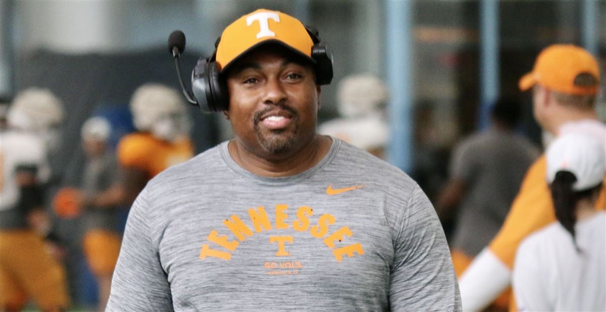Jerry Mack discusses Sampson, Vols' RB rotation at Knoxville QB Club